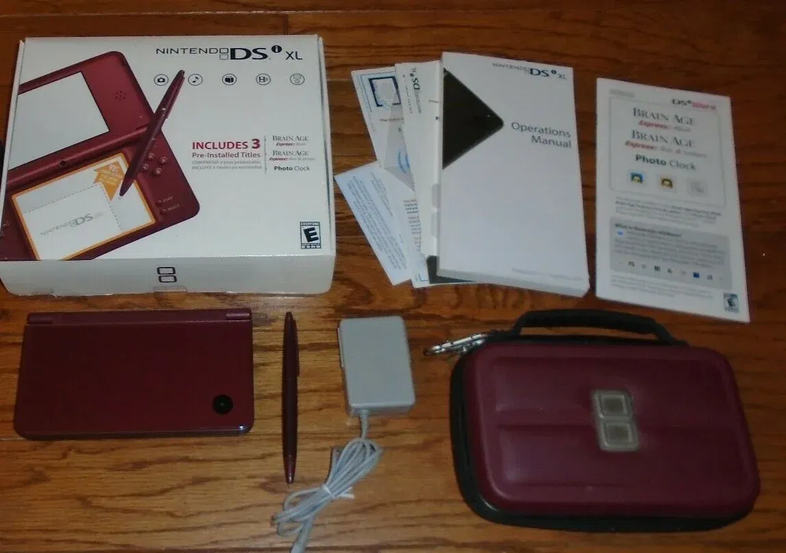 Nintendo DSi XL Overview - Consolevariations