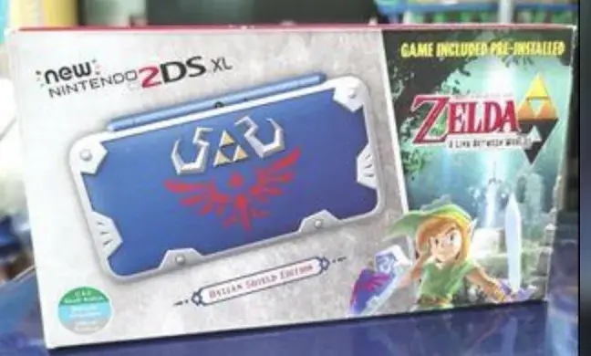 New Nintendo 2DS XL Zelda Hylian Shield Console (KOR) - Consolevariations
